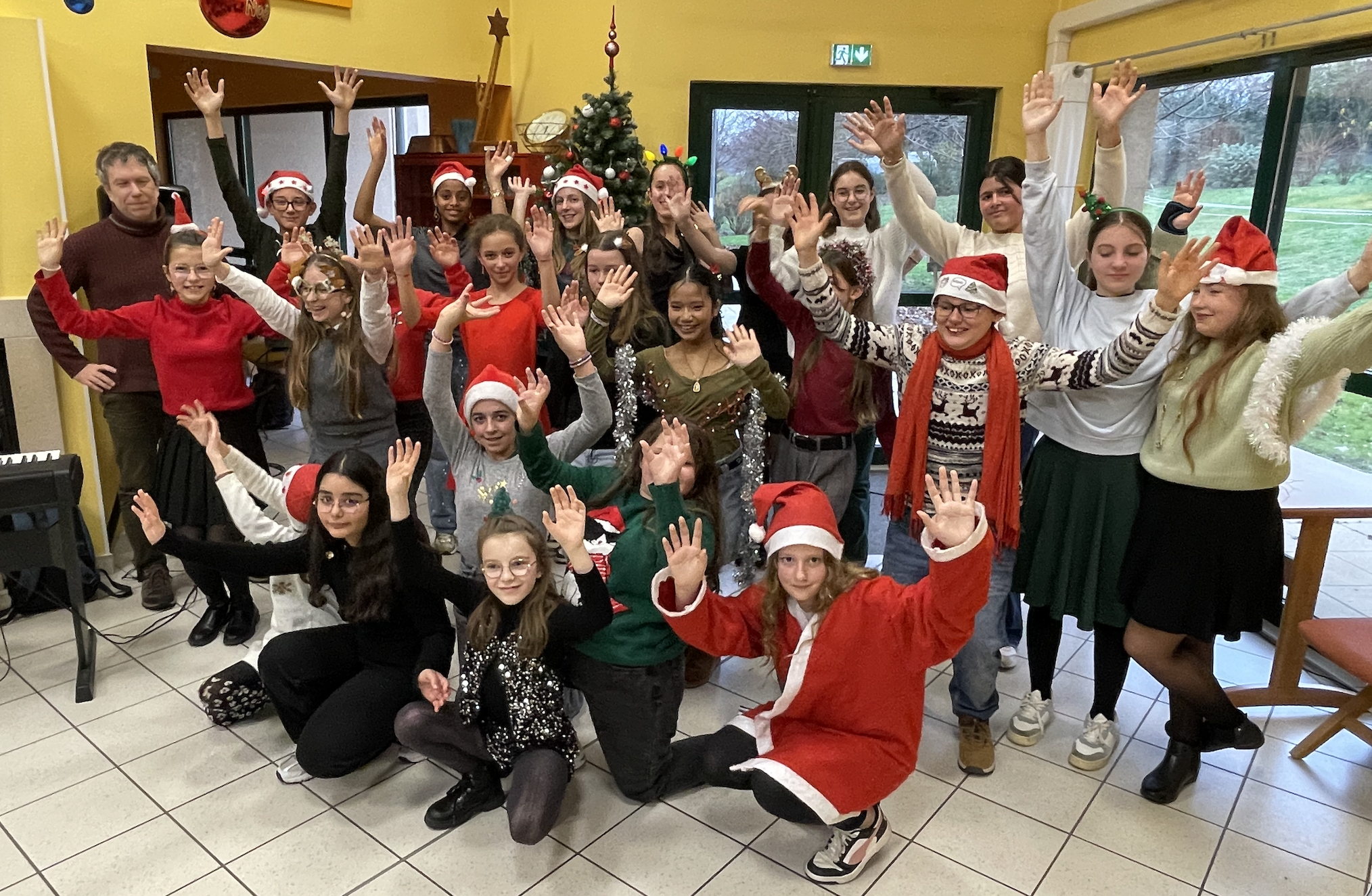 Les élèves de la CHORALE jouent les lutins de Noël à la MARPA ...