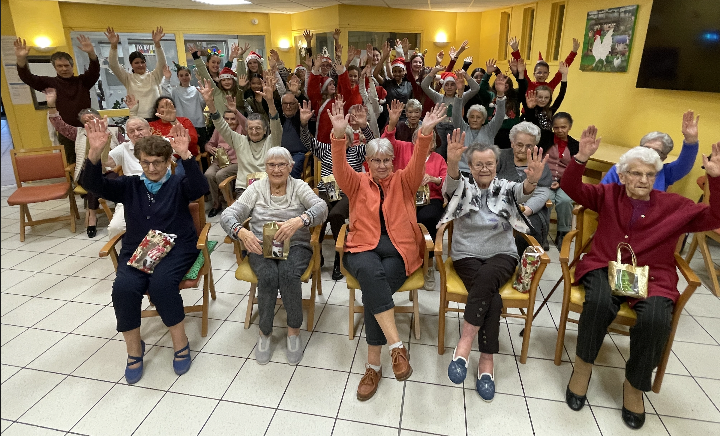 Les élèves de la CHORALE jouent les lutins de Noël à la MARPA ...
